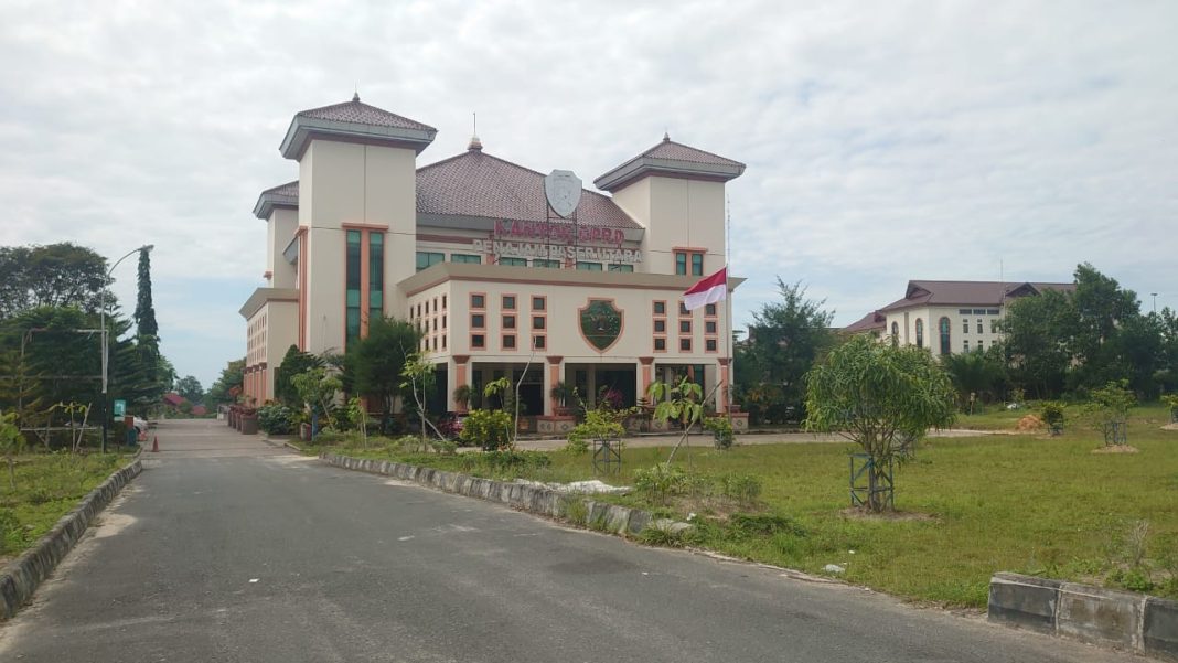 Miris Tiang Listrik Warga Menggunakan Kayu, Sariman : Jangan Sampai ...